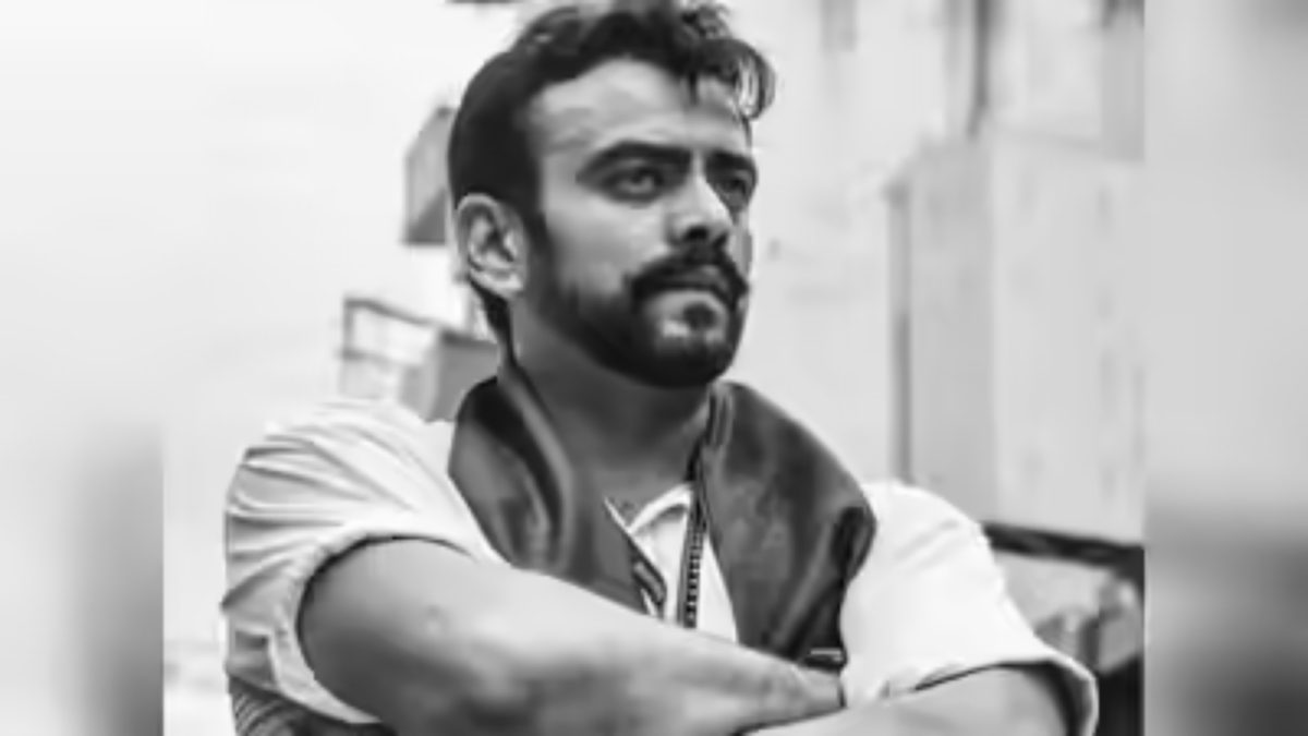 Actor Aastad Kale Loses Cool On Stage As Man Speaks Loudly On Phone ...