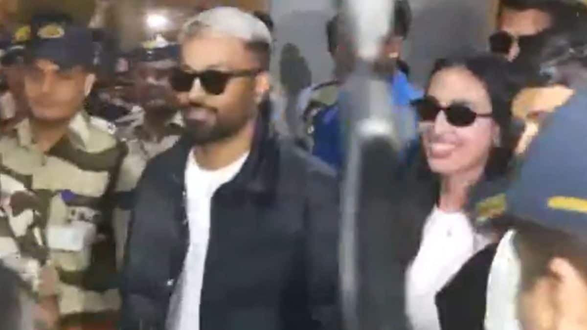 Fans Go Crazy As Hardik Pandya, Mahieka Sharma Walk Out Of Mumbai ...