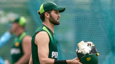 Shaheen Afridi And Sikandar Raza Forcefully Escorted Guests To Hotel ...