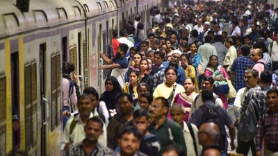 Mumbai Commuters Alarmed As Hawkers Allowed Inside Local Trains Again ...