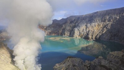 Kawah Ijen volcano blue flames explained, not actual blue lava | Viral ...