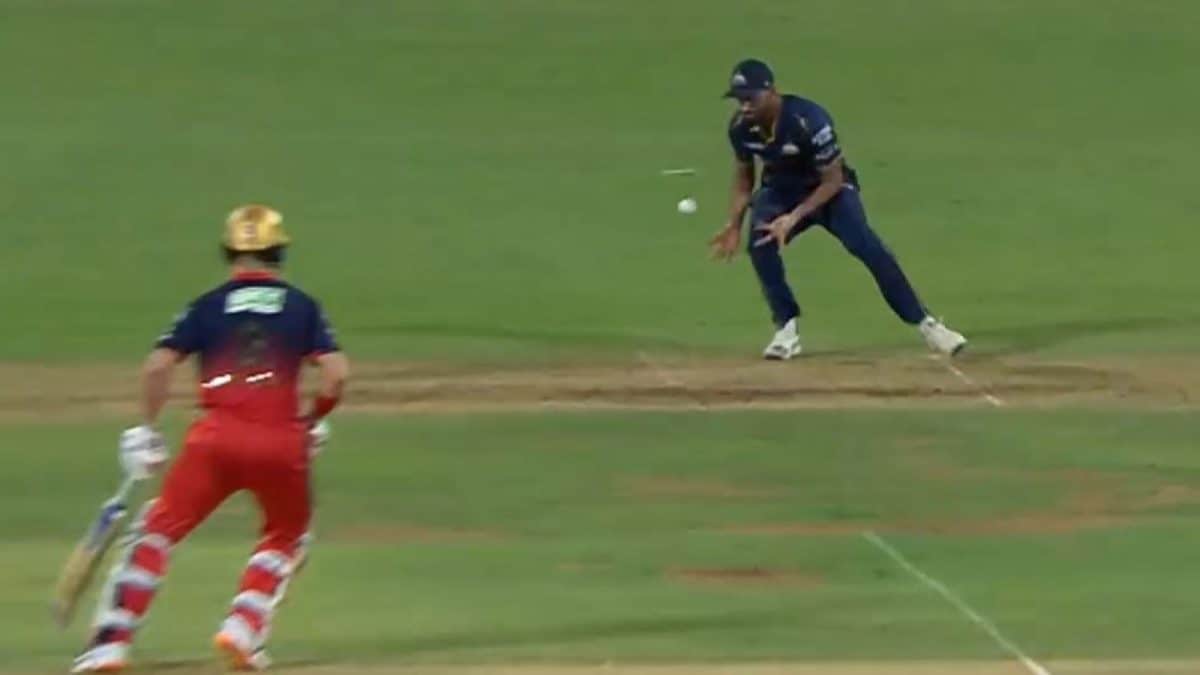 Virat Kohli Lives Charmed Life As Washington Sundar Drops Sitter In RCB ...