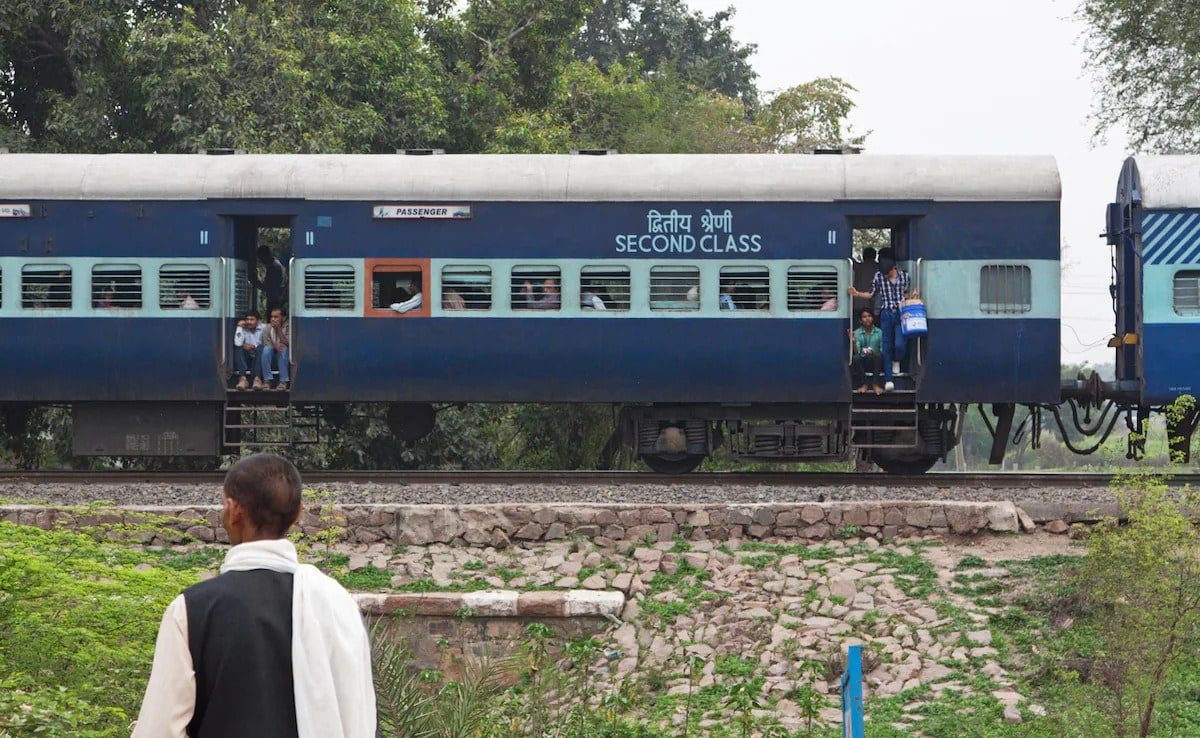 What Do Yellow And Blue Stripes On Indian Railway Coaches Mean?