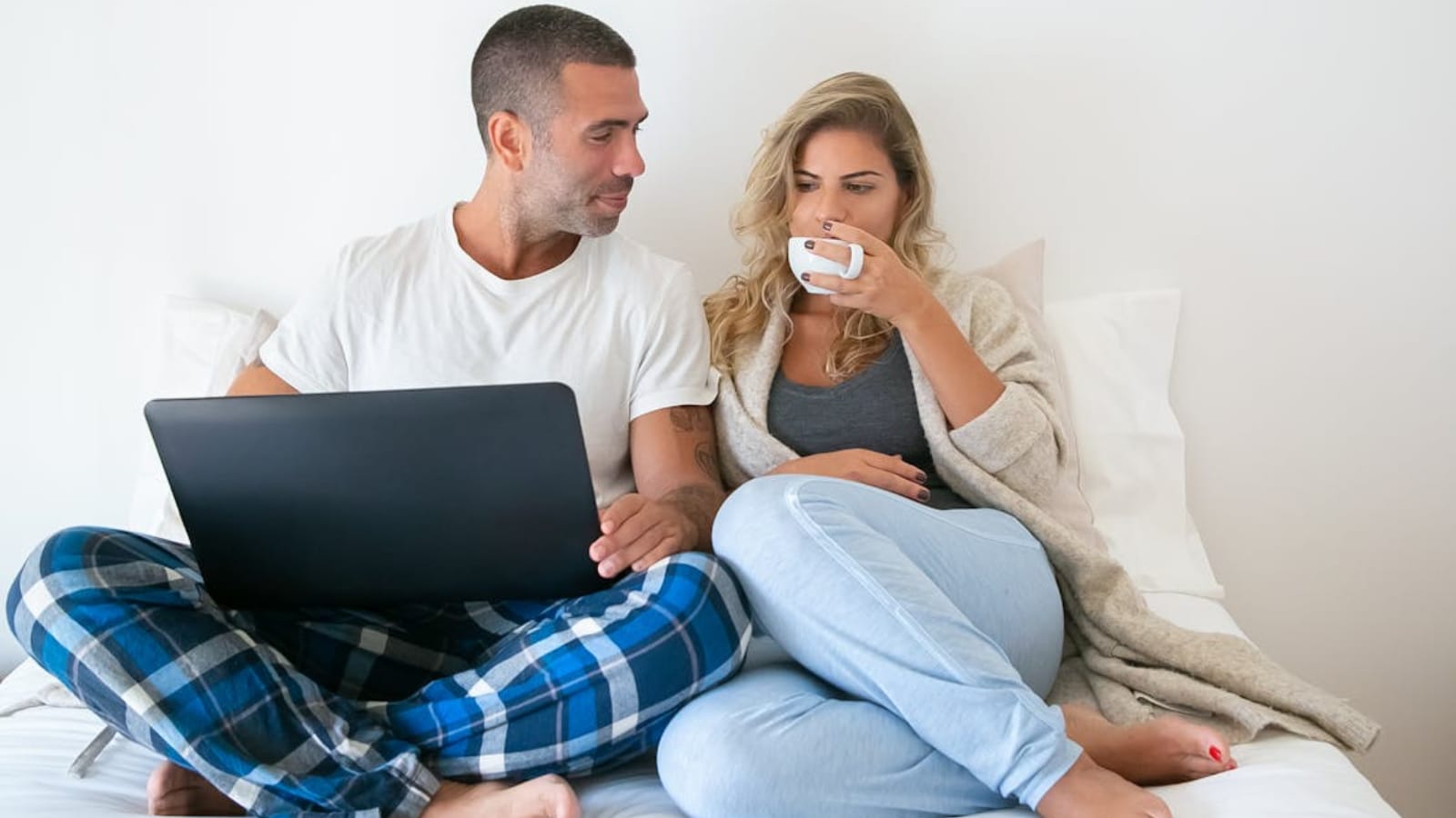 6 Smart Money Habits Rich Couples Follow To Stay Financially Secure