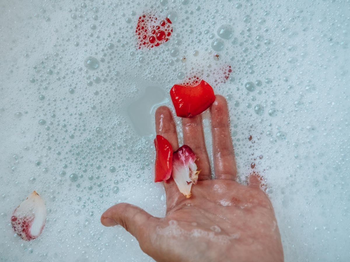 This Natural Summer Bath Ritual Can Help You Feel Cool, Calm And Fresh ...