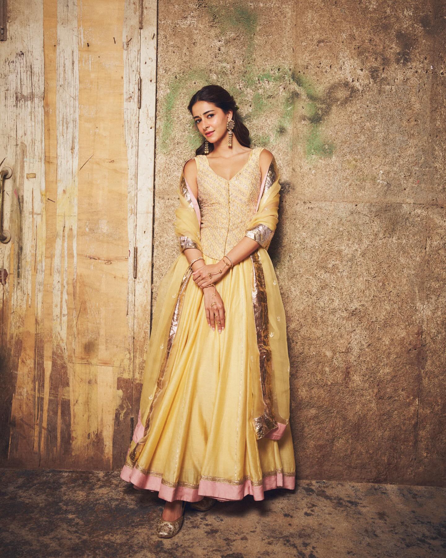 Ananya Panday Brings Method Dressing To Chand Mera Dil Promotions, See ...