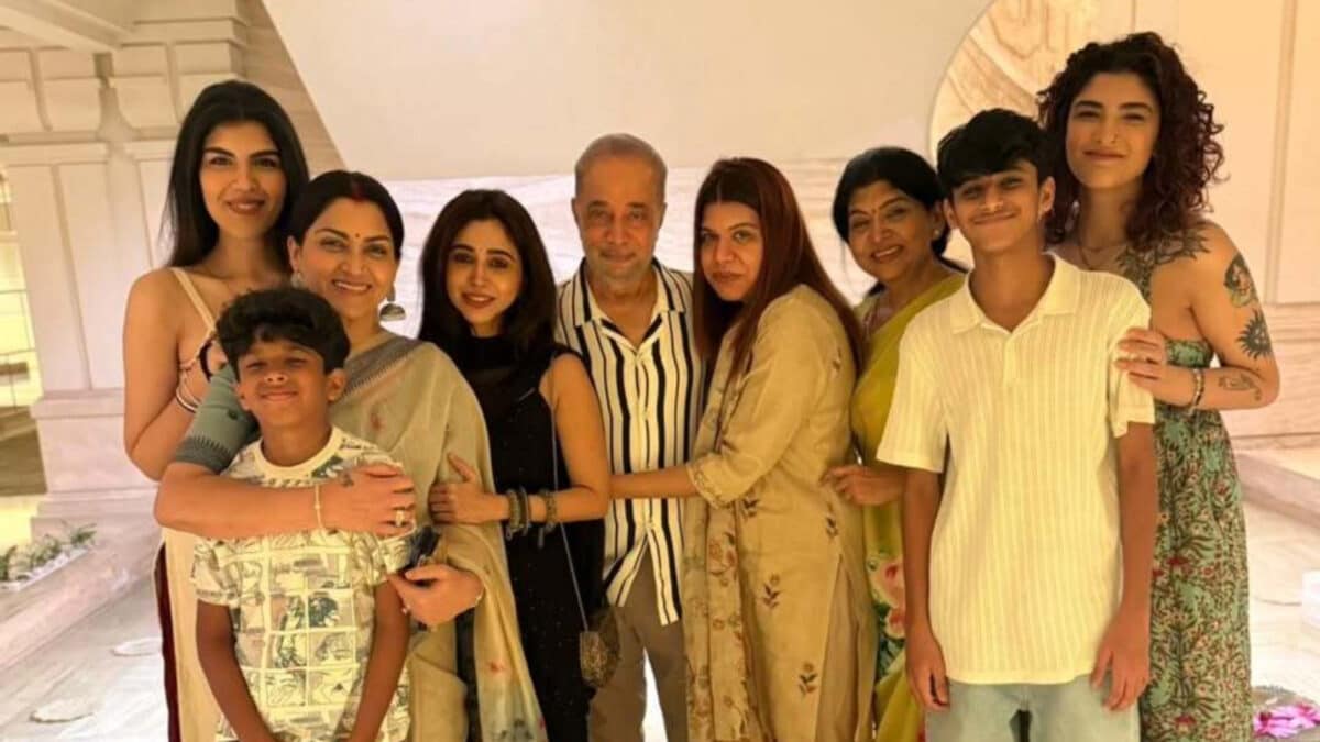Khushbu Sundar Calls Aarti Ravi 'Family', Shares Picture Amid Legal ...