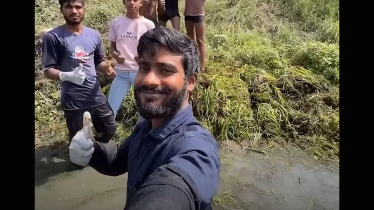 Manorama River cleanup in Uttar Pradesh, Aakash Gupta removes 500 kg ...