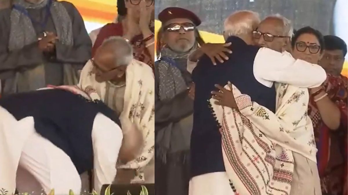 Pm Modi Touches Feet Of 98 Year Old Makhanlal Sarkar In West Bengal