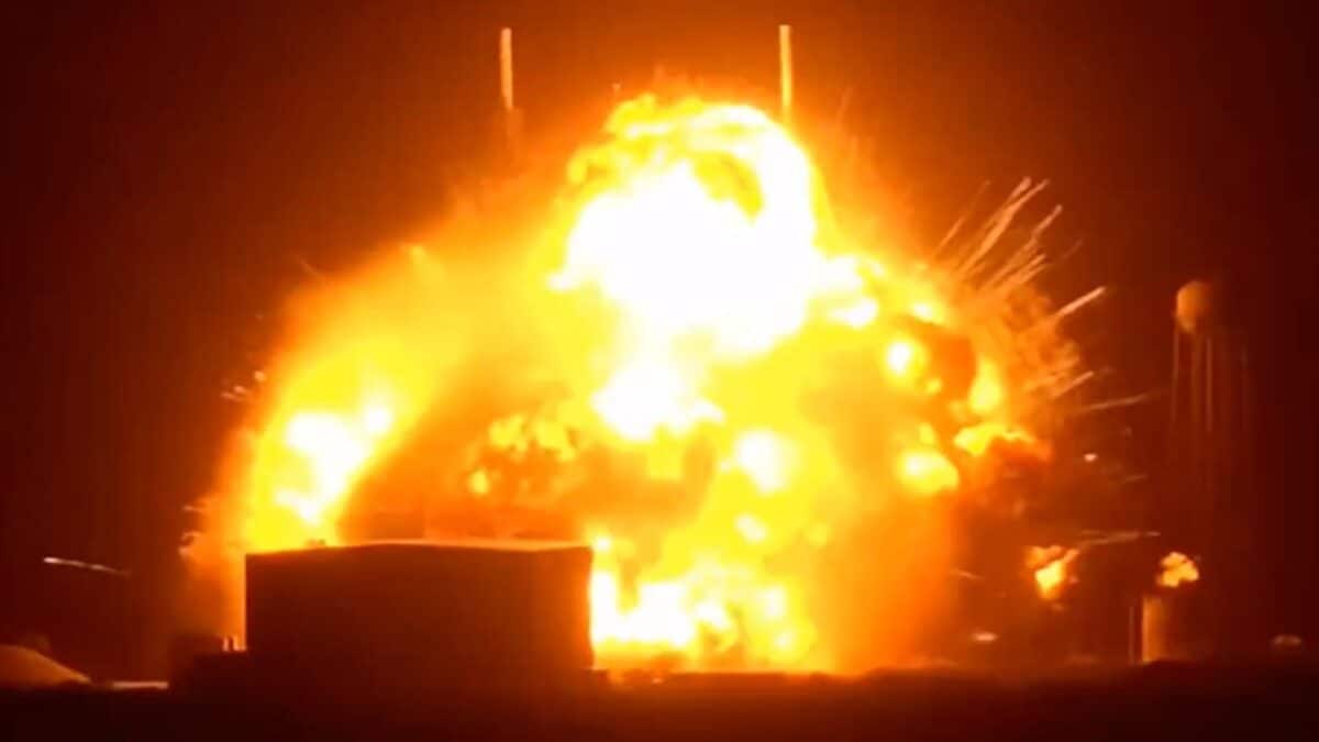 Massive Explosion Rocks Blue Origin New Glenn Rocket During Florida ...