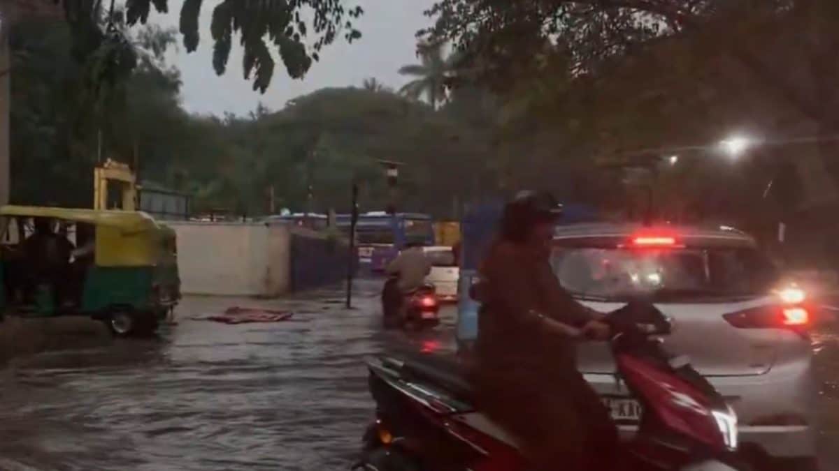 Bengaluru Weather Update: Heavy Rain Floods Roads, Triggers Traffic ...