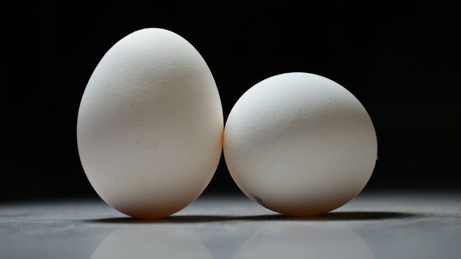 Should You Keep Eggs Outside The Fridge In Summer? Here's How Long They ...