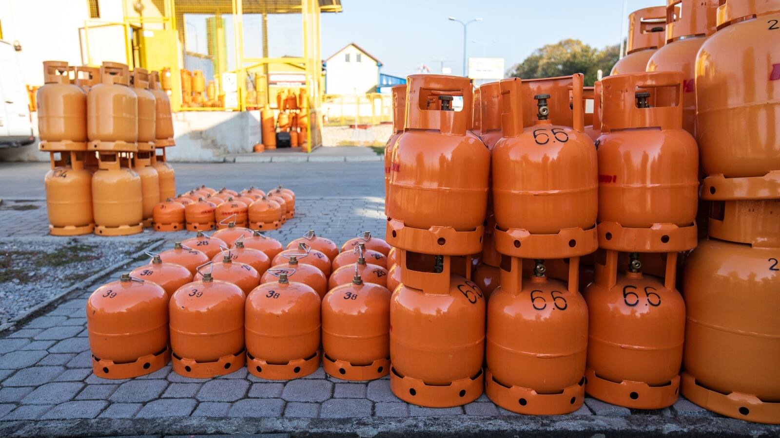 Why Are LPG Cylinder Pipes Usually Orange? Here's The Difference ...