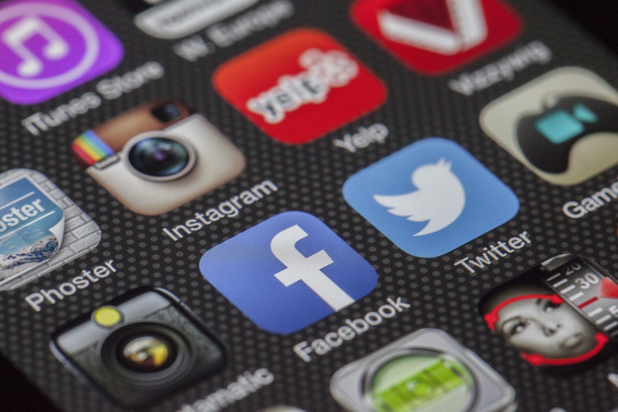 8 Weird Reflexes Social Media Quietly Programmed Into All Of Us