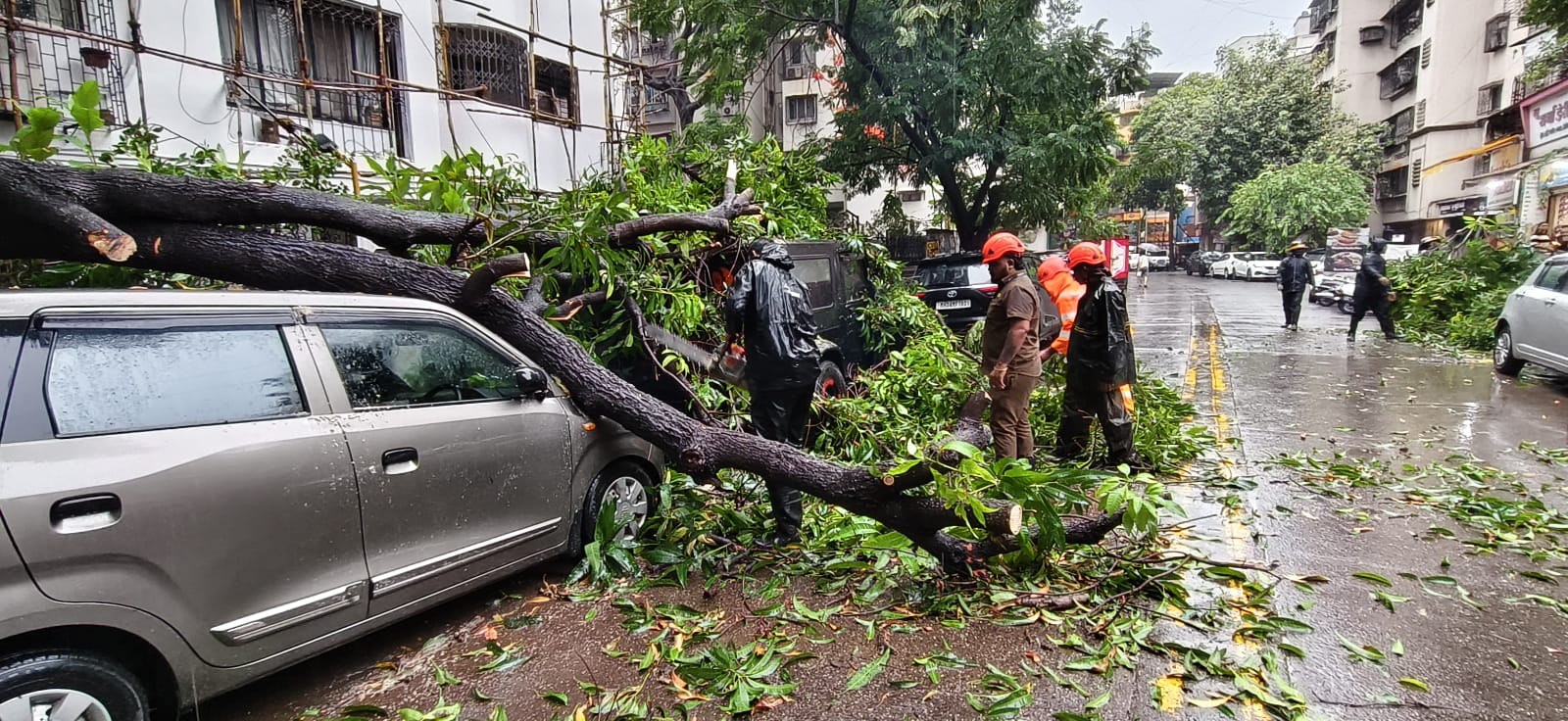 Heavy Rain in Mumbai Triggers Chaos: Waterlogging, Traffic Snarls and ...