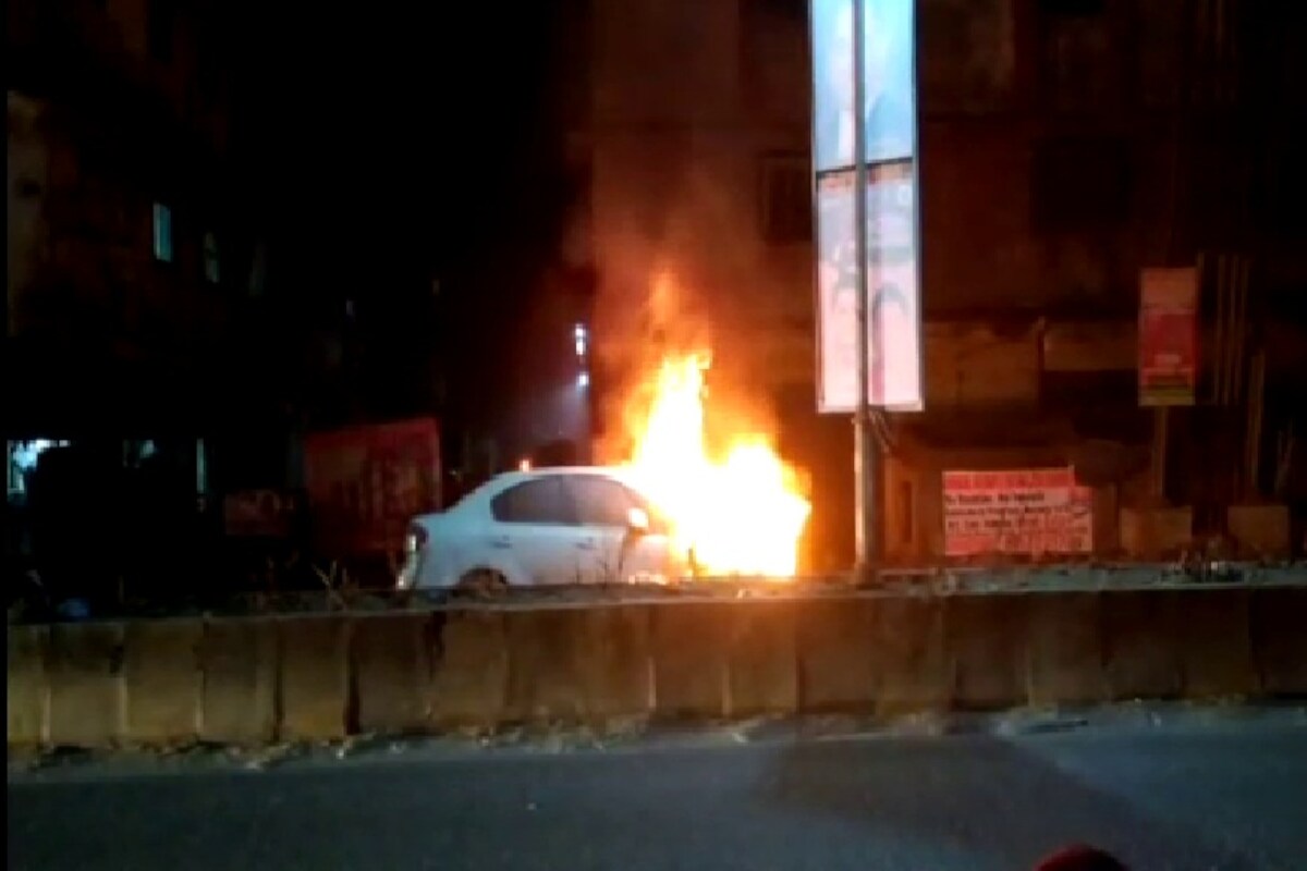 VIDEO: 'बर्निग कार'चा थरार; चालकाने वेळीच पळ काढला नाहीतर... bhivandi ...