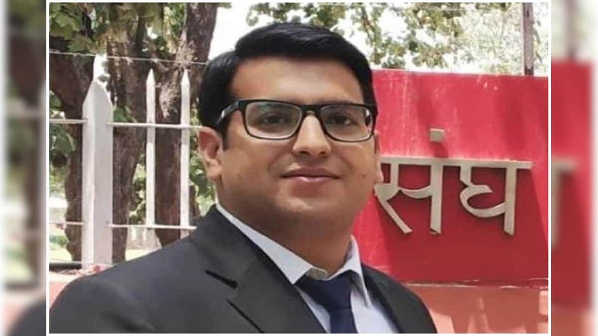 इंग्रजी बोलायला घाबरणारे अभिषेक शर्मा बनले IAS ऑफिसर; कठोर मेहनतीने ...