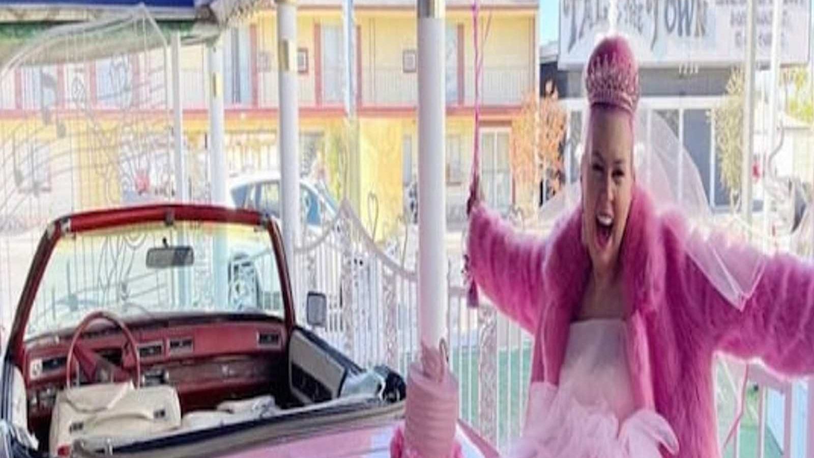 Unique wedding woman marries pink colour after 40 years relation एका ...