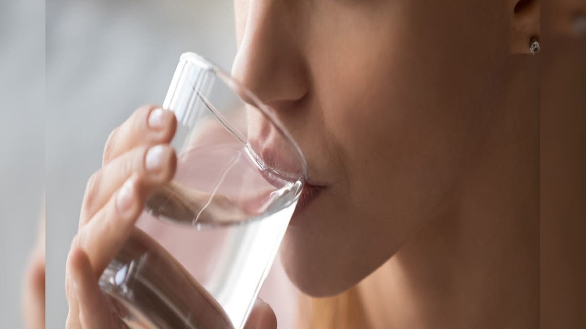 Know about proper method of drinking water while sitting or standing rp ...