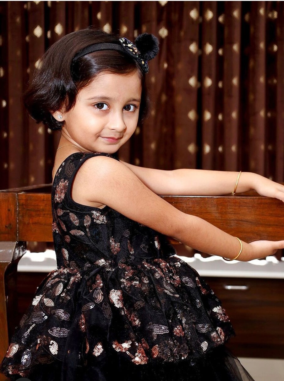 Mazi tuzi reshimgath fame pari looking cute in black dress see latest ...