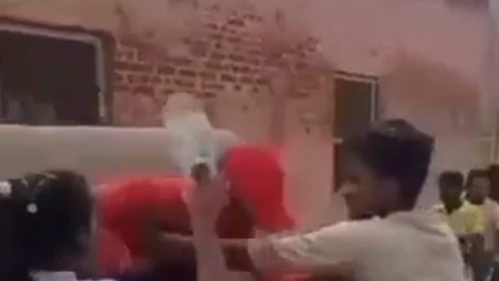 Boy asking mobile number girl beaten up with Chappal in bihar chhapra ...