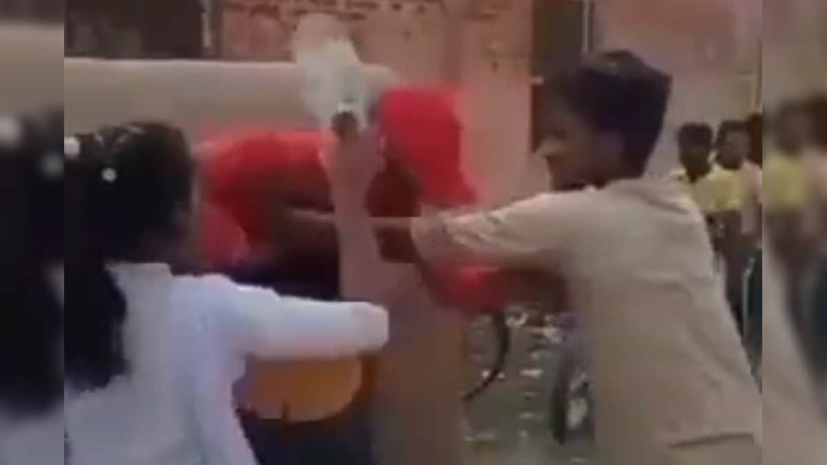 Boy asking mobile number girl beaten up with Chappal in bihar chhapra ...