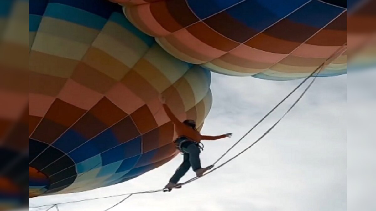 Man walking on rope between two hot air balloons in sky video viral ...