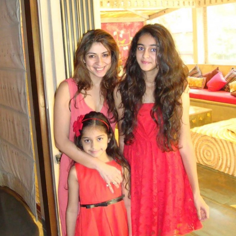 Ananya panday with mom bhavana pandey in glamorous look see ananya ...