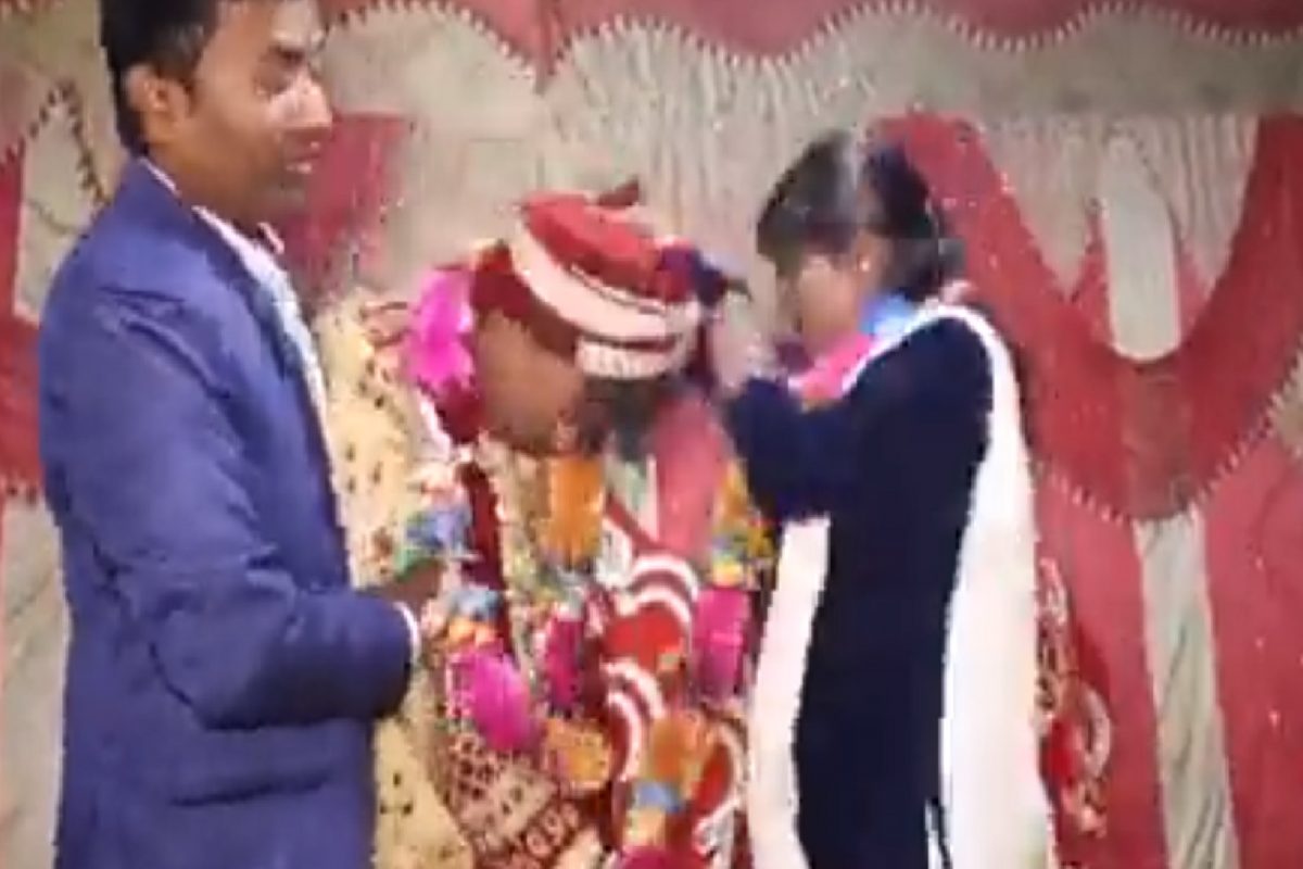 Bride sister in law beaten up groom in wedding jija saali video viral ... Bride sister in law beaten up groom in wedding jija saali video viral ...