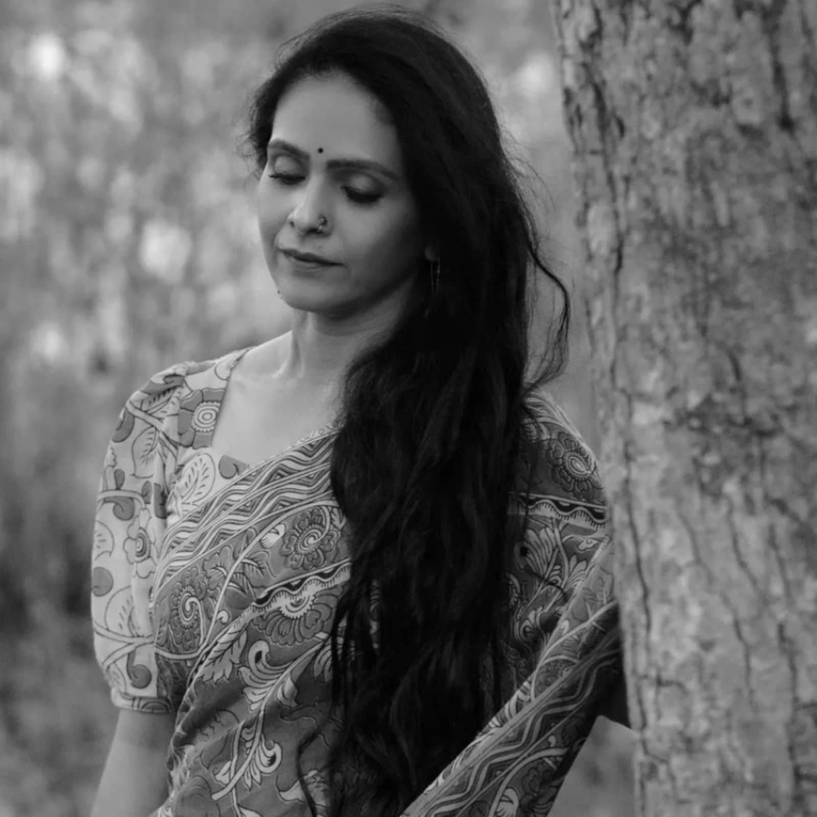 Aishwarya narkar photoshoot in black saree fans reaction marathi ...