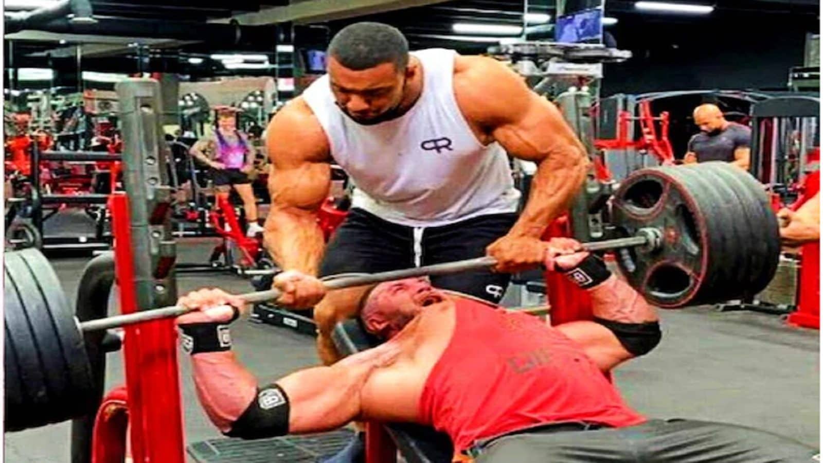 Bodybuilder ryan crowley lifting 220 kg weight his chest muscle tore ...