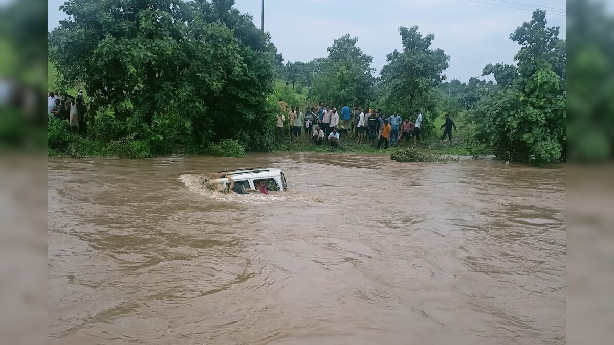 Scorpio was swept away in the flood waters in Savner taluka of Nagpur ...