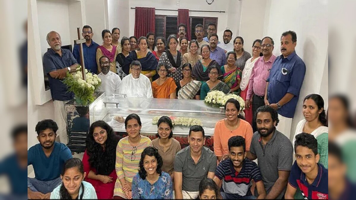 Viral family in kerla family laughing on funeral photo become sensation ...