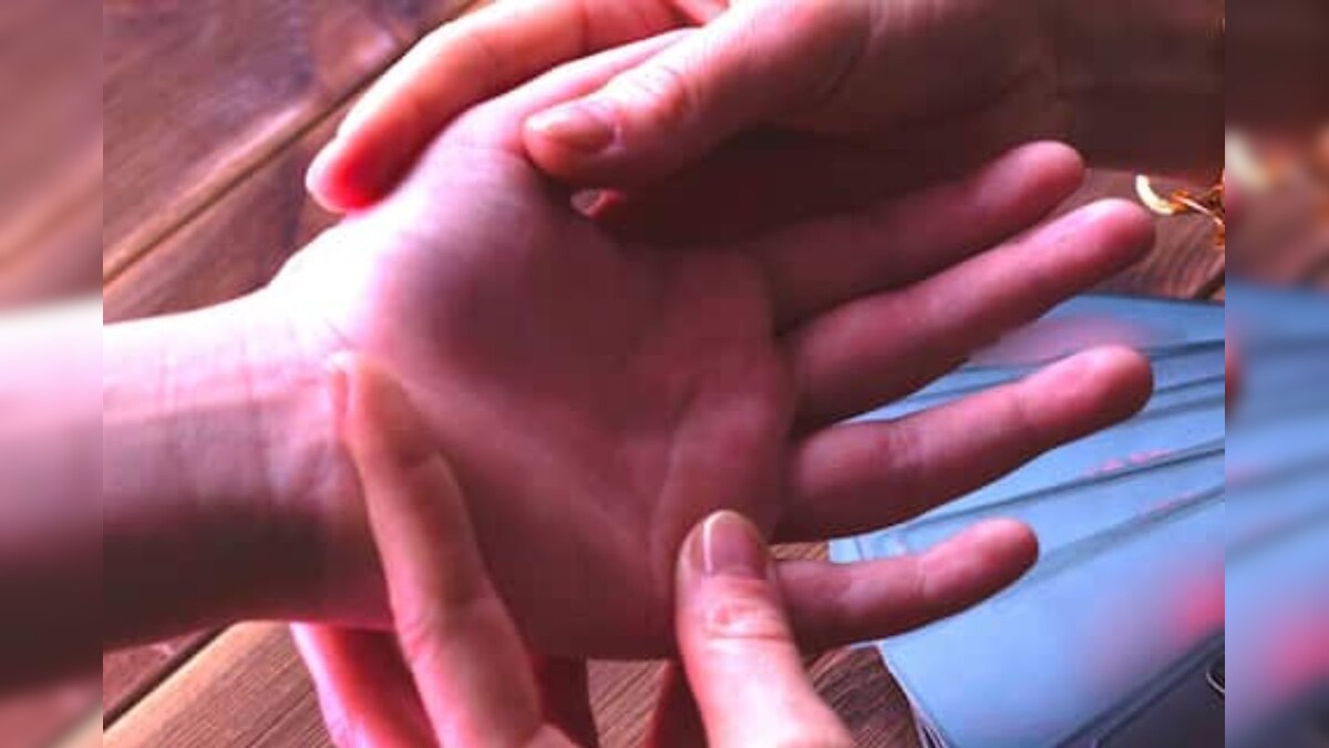 Palmistry : तुमच्याही तळहातावरही आहे का 'H' असं चिन्हं? 'या' वयात व्हाल श्रीमंत – News18 लोकमत
