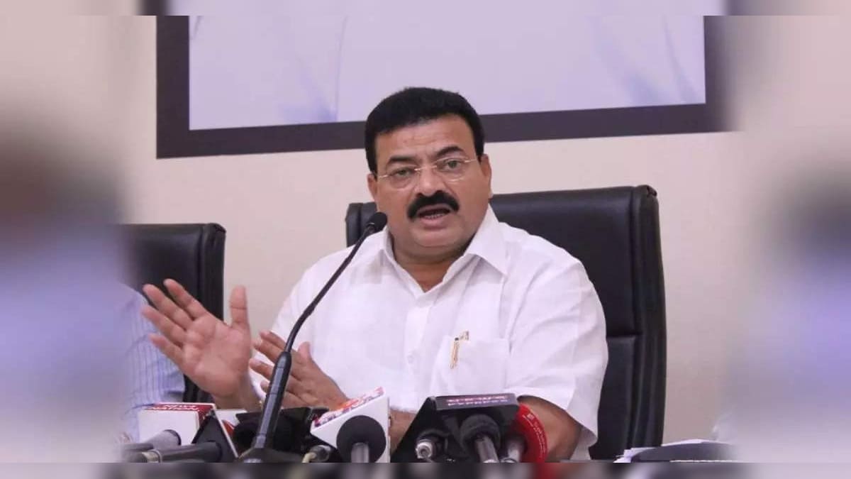 Bhaskar Jadhav Shiv Sena : गद्दारांनी बापाच्या नावाऐवजी बाळासाहेब ठाकरेंचे नाव मध्ये लावावे ...