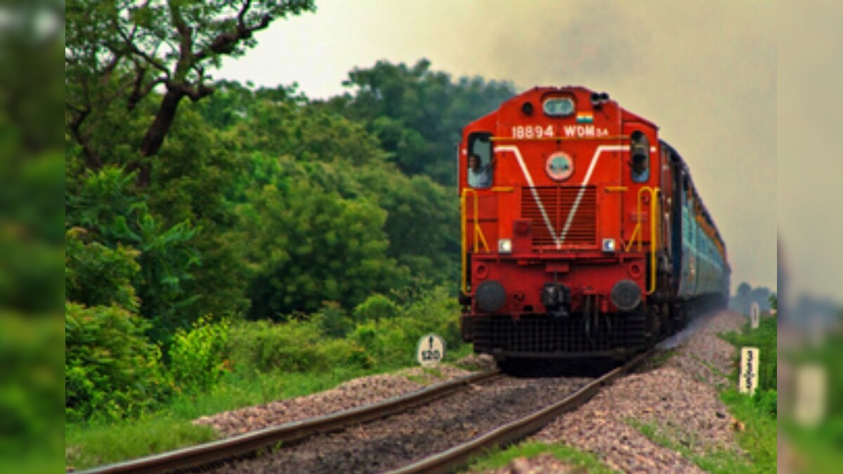 पत्नीचा मृतदेह मांडीवर घेऊन नवऱ्याचा 500 किमी रेल्वे प्रवास, कारण ऐकून सरकेल पायाखालची जमीन ...