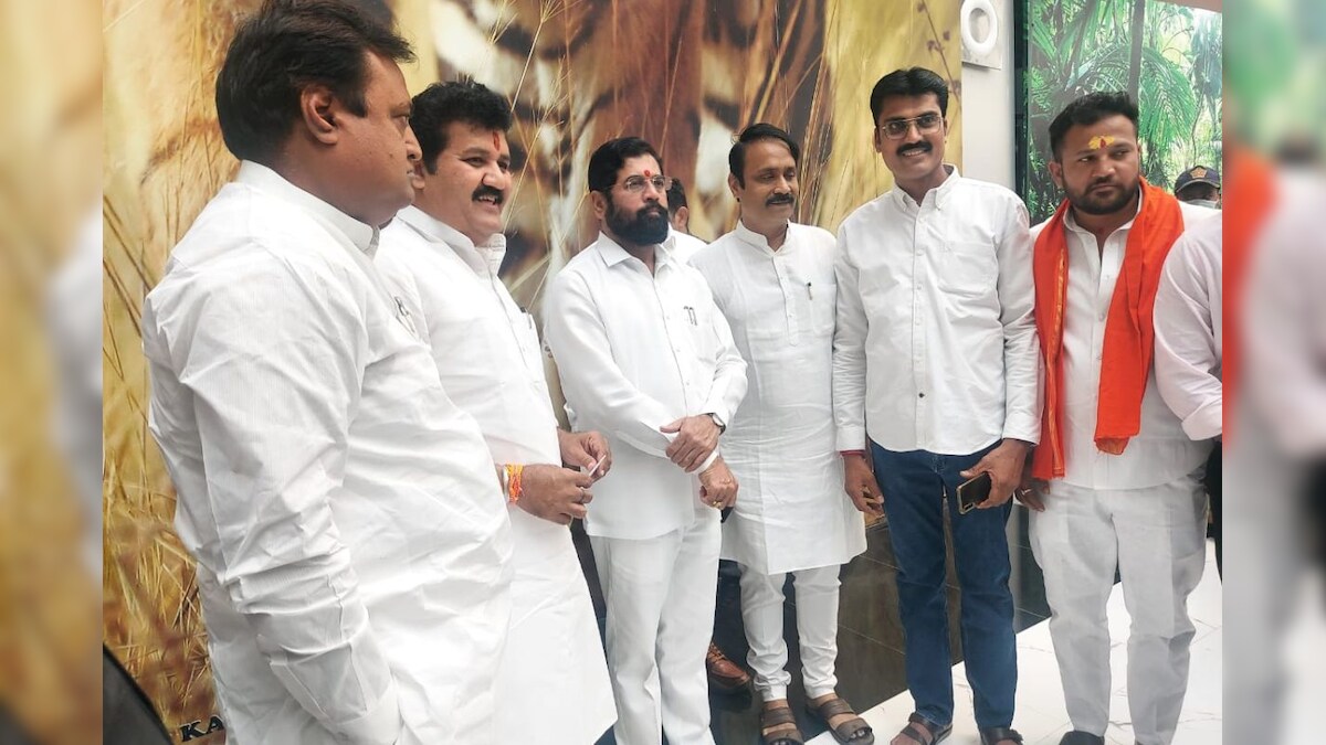 यवतमाळमध्ये ठाकरेंना दुसरा धक्का! मंत्री राठोडांविराधोत आंदोलन करणारेच ...