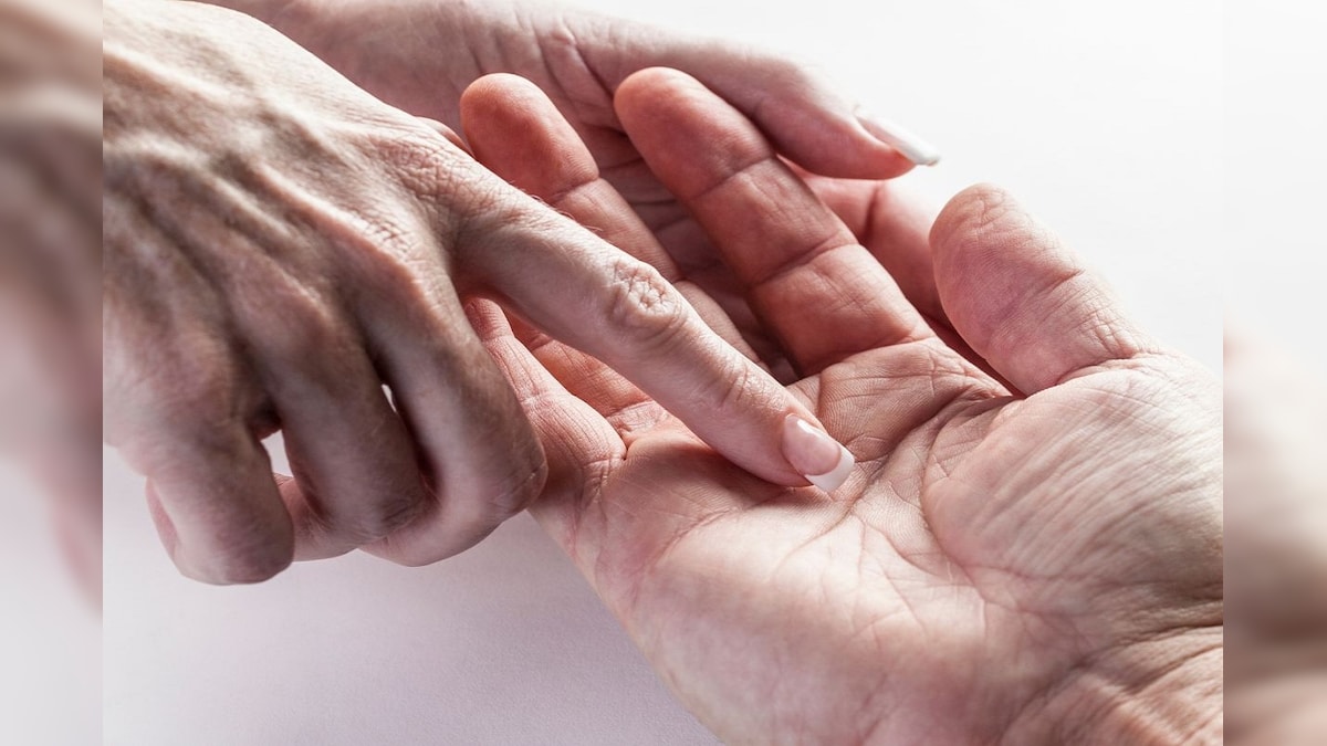 तळहातावरील 'या' रेषा देतात सुखी जीवनाचे संकेत – News18 लोकमत