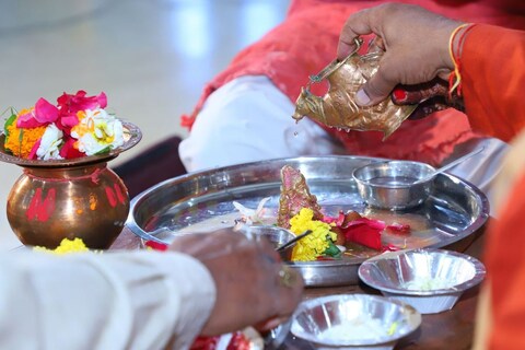 Puja Vidhi : पूजा योग्य असेल तर देव होतात प्रसन्न; या आहेत 3 पद्धती ...