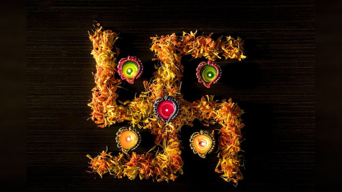 Make Swastik: तुम्ही घरात चुकीच्या पद्धतीनं स्वस्तिक काढत नाही ना? अशी ...