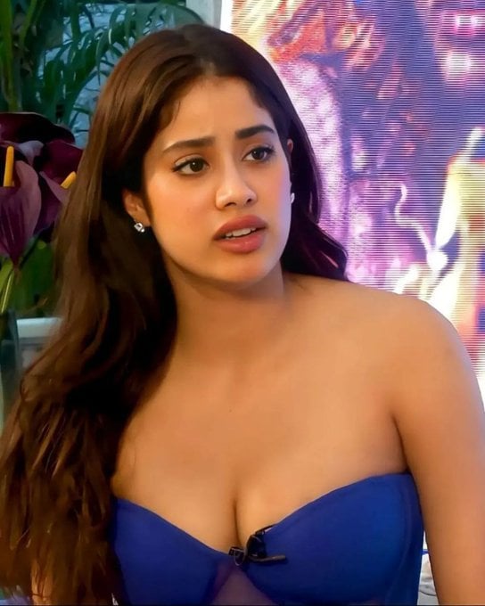 दिवसेंदिवस जरा जास्तच बोल्ड होतेय जान्हवी कपूर? लेटेस्ट फोटोंची जोरदार चर्चा – News18 लोकमत