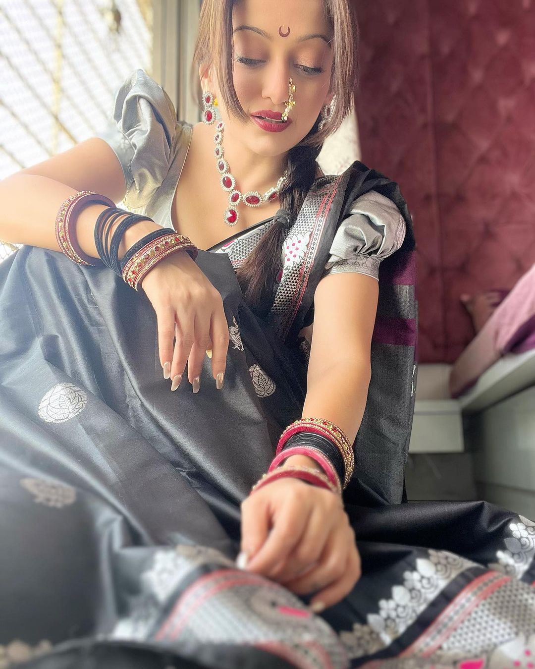 Manasi Naik: काळी साडी चंदेरी काठ! मकरसंक्रातीला मानसीचा मराठमोळा थाट – News18 लोकमत