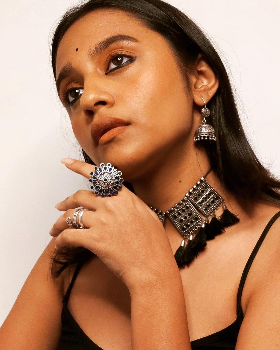 Rucha Gaikwad : 'शेतकरीच नवरा हवा' म्हणणाऱ्या रेवाचा हॉट अंदाज; म्हणाली ...