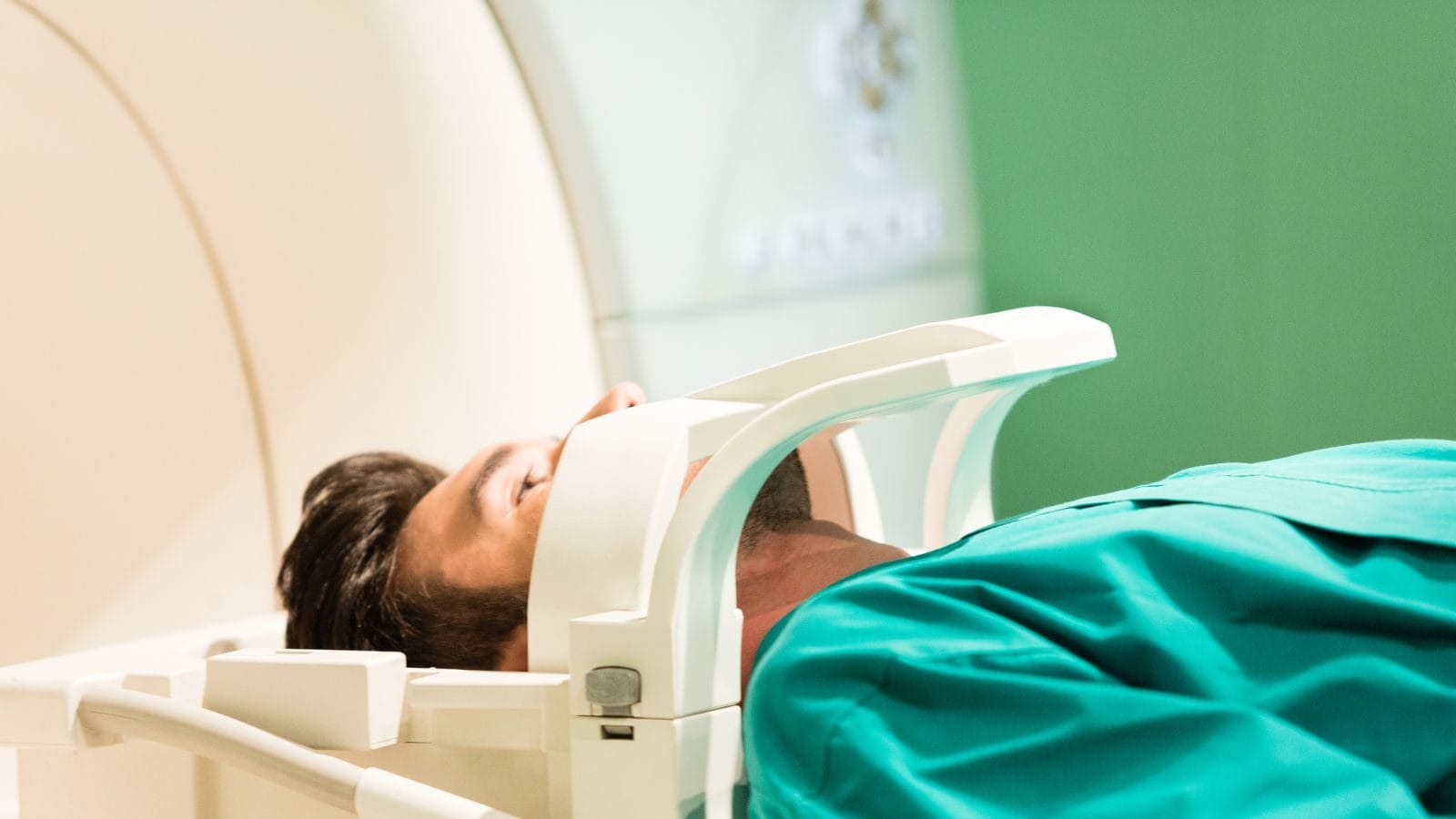 मेडिकल टेस्ट करताना एक चूक, व्यक्तीचा धक्कादायक मृत्यू; तुम्हीही असं ...