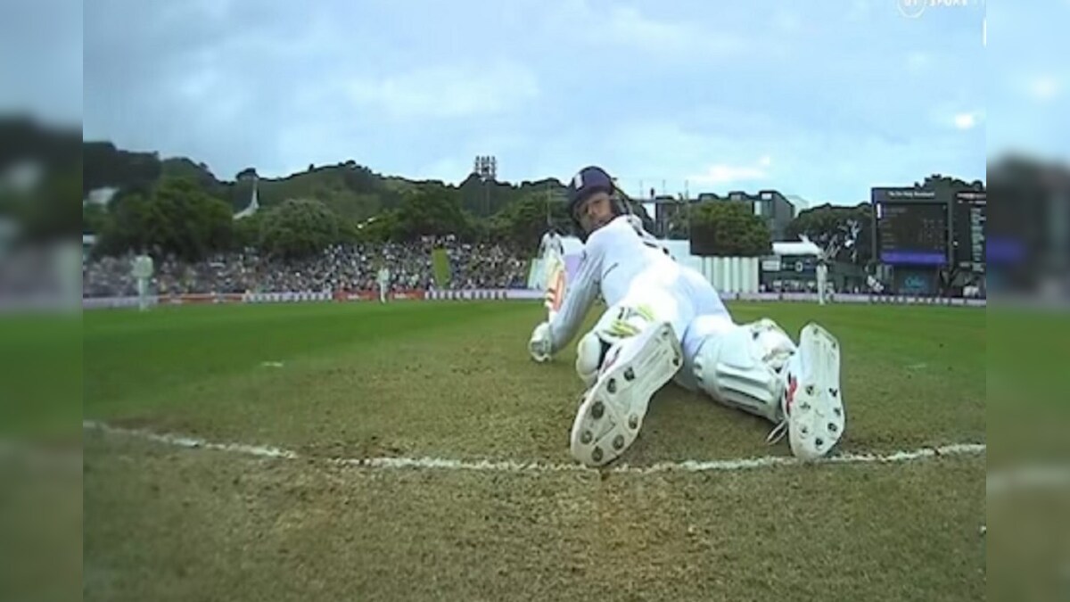 VIDEO : असं कोण आऊट होतं? पुढे जाऊन खेळण्याच्या नादात पाय घसरला, मागे ...