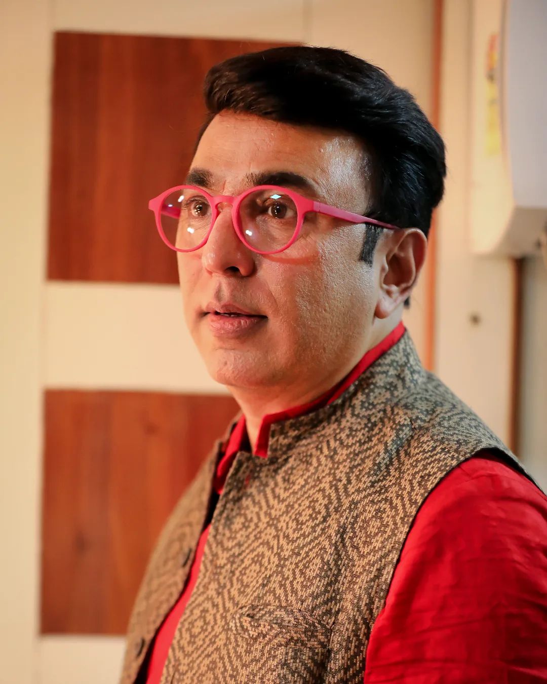 पब्लिक टॉयलेटमध्ये पुष्करला भेटला जबरा फॅन; अभिनेत्याच्या बाजूला उभा ...