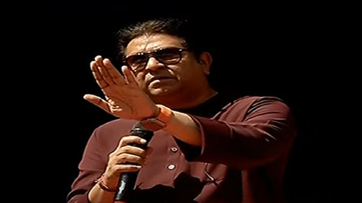 विद्यार्थ्यांच्या प्रश्नाने राज ठाकरे भारावले, जागेवरून उठून समोर आले ...