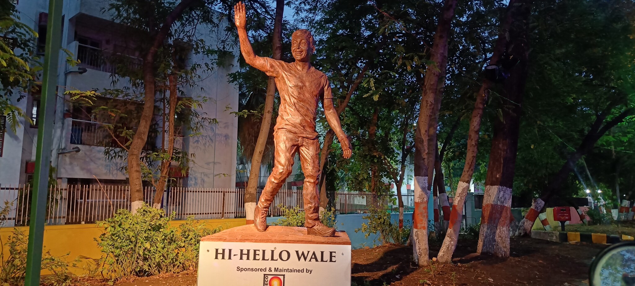 Nagpur News: 11 statues with glamour girl & the boys erected on walkers ... Nagpur News: 11 statues with glamour girl & the boys erected on walkers ...