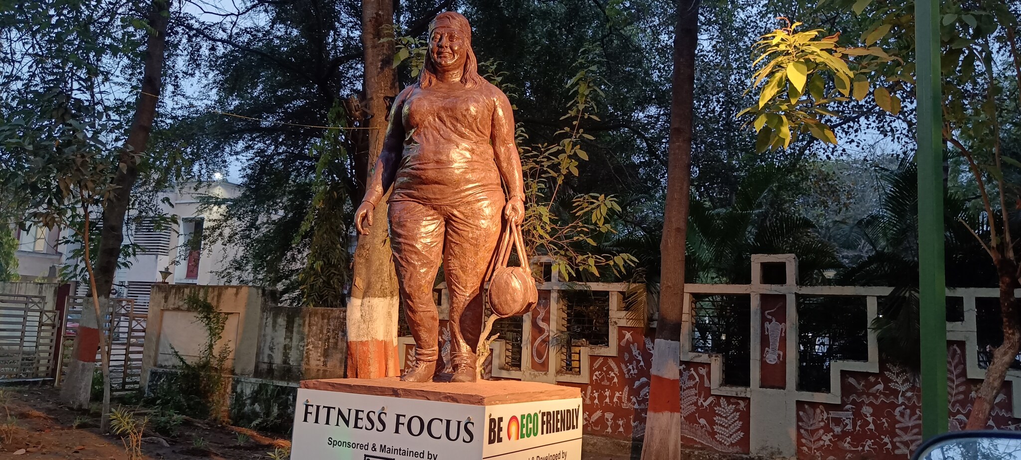Nagpur News: 11 statues with glamour girl & the boys erected on walkers ... Nagpur News: 11 statues with glamour girl & the boys erected on walkers ...