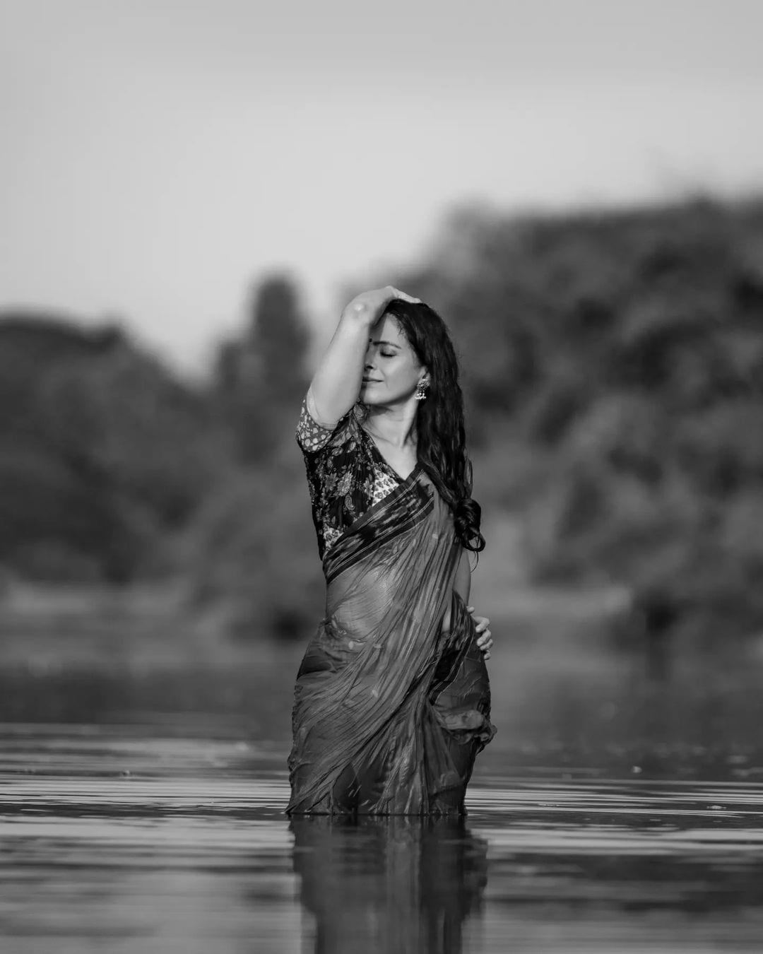 कलरफुल चोळी अन् कॉटनची साडी; ऐश्वर्या नारकरचं भर उन्हात फोटोशूट ...